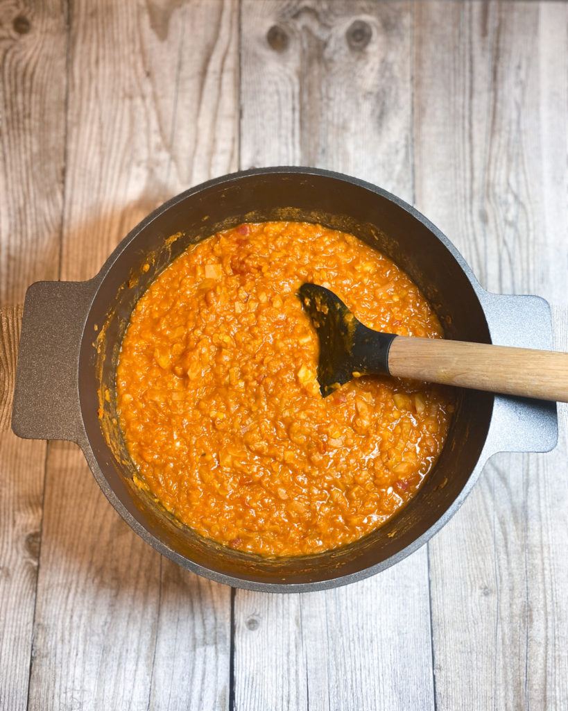 Indisk dahl med kokosmælk, rødelinser og spidskål - Nem opskrift!