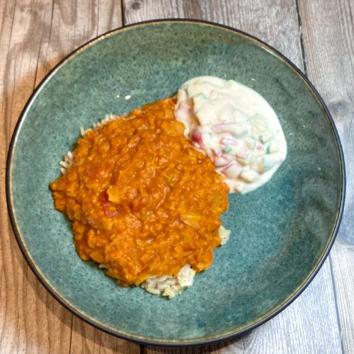 Indisk dahl med kokosmælk, rødelinser og spidskål - Nem opskrift!