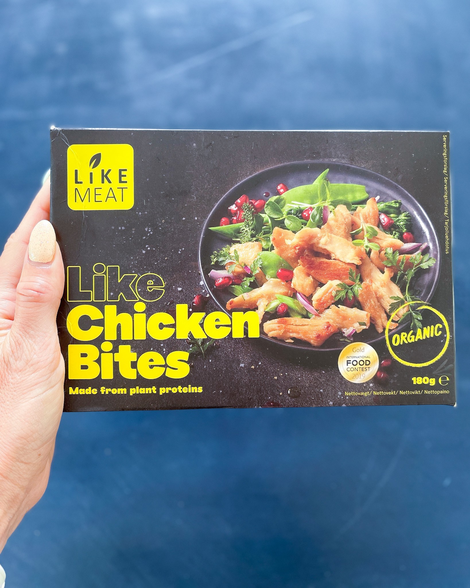 Cremet vegansk pastasalat med karry og like chicken bites