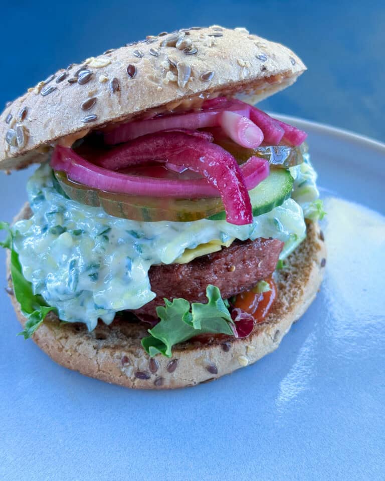 Hjemmelavet vegansk burger med tzatziki - Nem opskrift